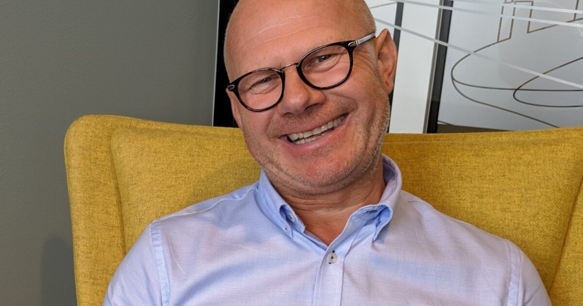 Humorist og HR-direktør Erik Dale: Humor er undervurdert i… | HR Norge